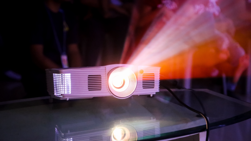 Proyektor: Penjelasan dan Cara Menyambungkannya ke Laptop | Telkomsel